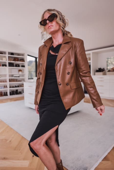 4 Casual Outfits For Women Over 40 That Are Effortlessly Sexy